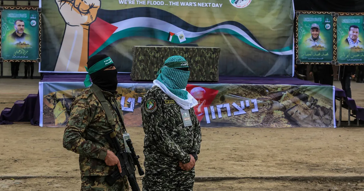 Pro-Palestijnse activisten slopen Allianz-kantoor in Rotterdam ...