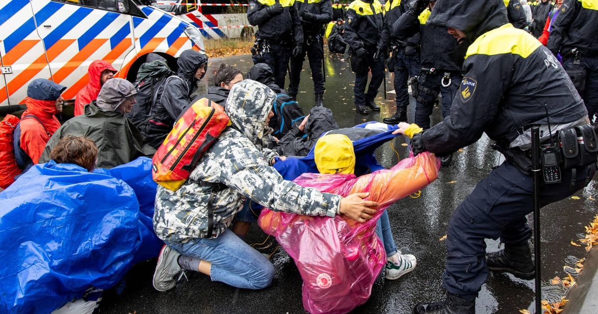 Honderden actievoerders Extinction Rebellion aangehouden op A12