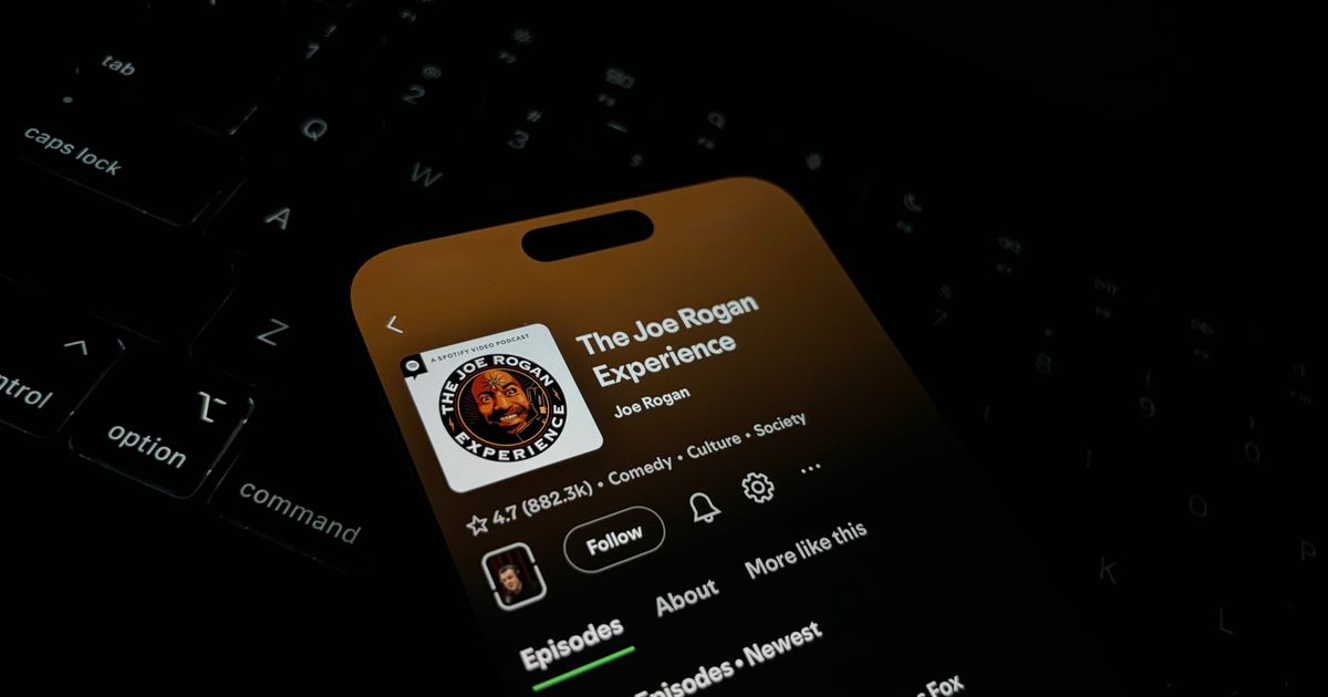 Bill Clinton gefileerd door Joe Rogan na nieuwe Epstein-foto’s: "iemand ...