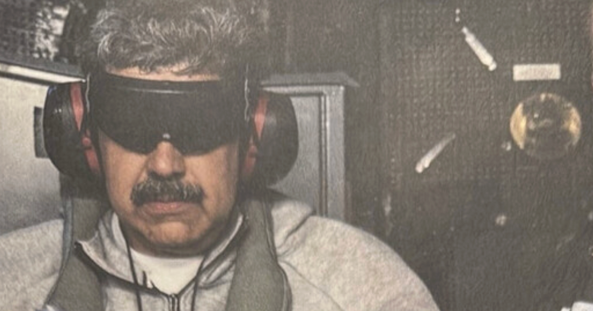 Foto: Gevangen Maduro in joggingpak op USS Iwo Jima | DDS