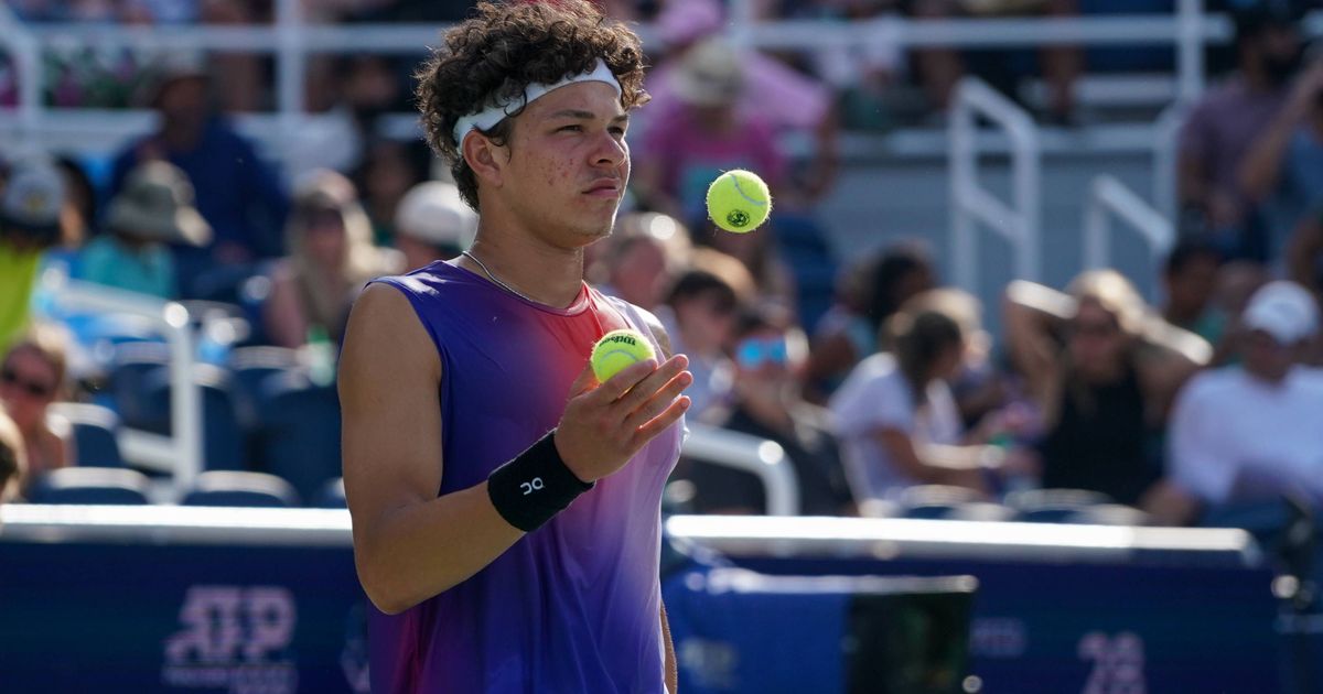 Shelton Ridicules ESPN For Misidentifying 'Light Skin' Friend As Brother