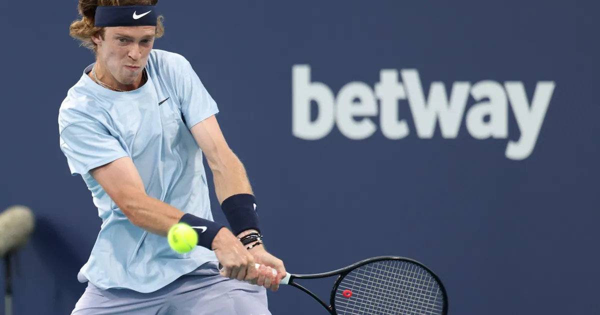 Russian fans at Australian Open fly Vladimir Putin flag despite ban, threaten security staff