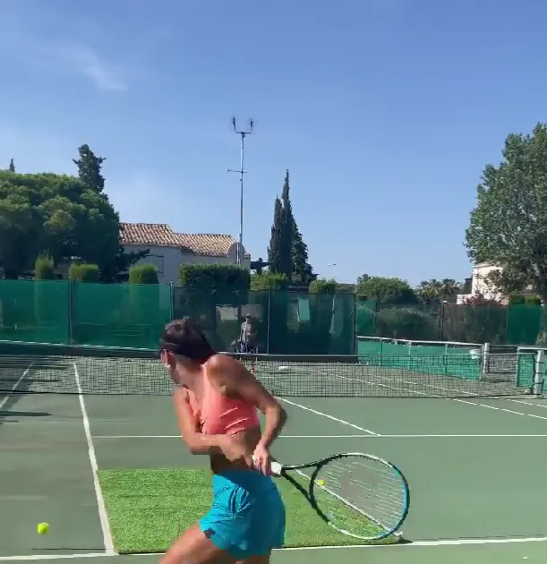 (VIDEO) No grass no problem: Oceane Dodin uses interesting technique to ...