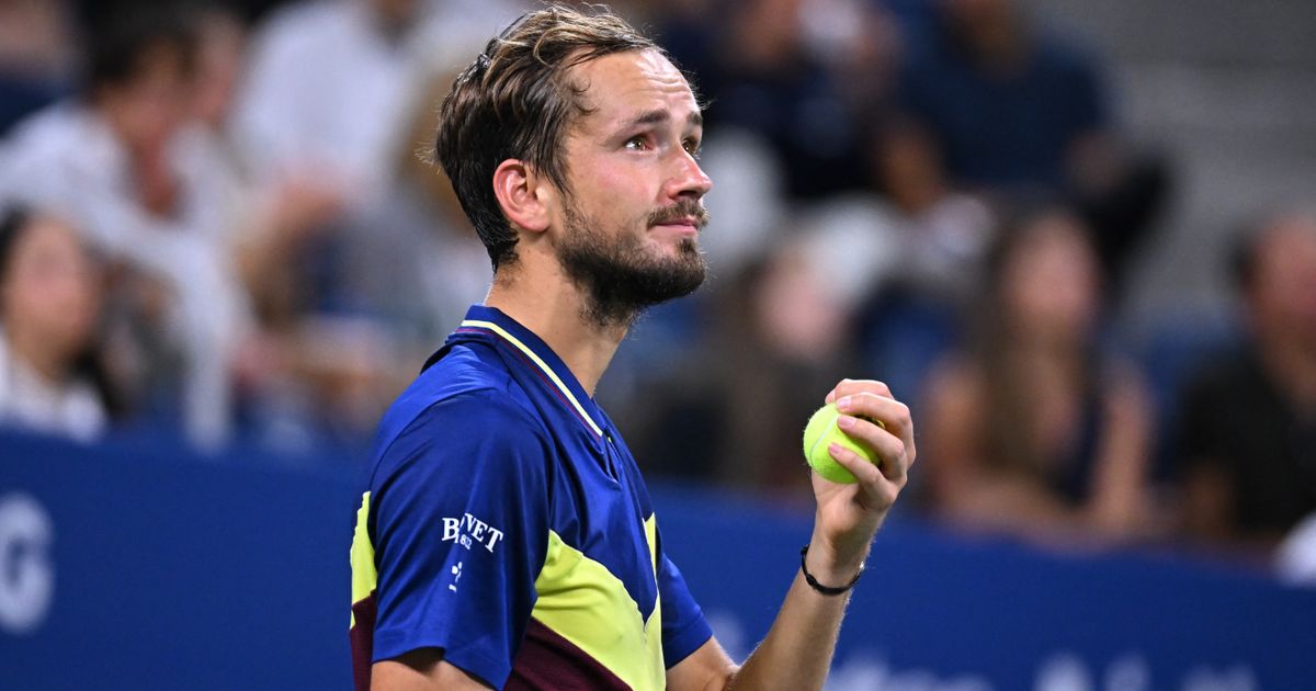(VIDEO) Daniil Medvedev's daughter walks by poster at ATP Finals and ...