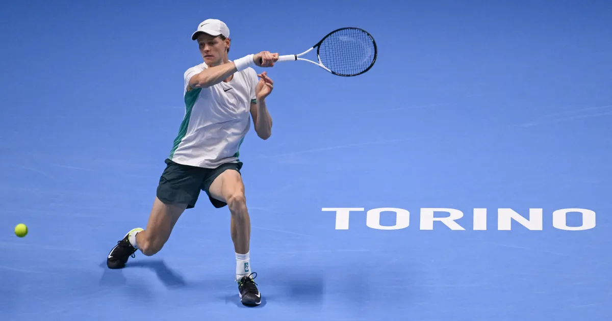 La Gazzetta dello Sport publica una foto de Novak Djokovic coronando a Jannik Sinner tras su ...