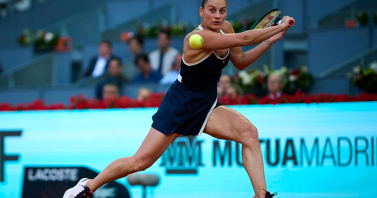 When flags change, so do handshakes: Marta Kostyuk welcomes Daria ...