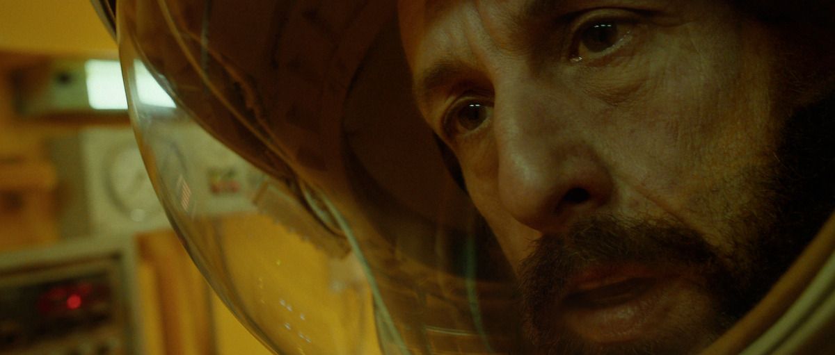Netflix-film met Adam Sandler van 'Chernobyl'-regisseur onthult eerste ...