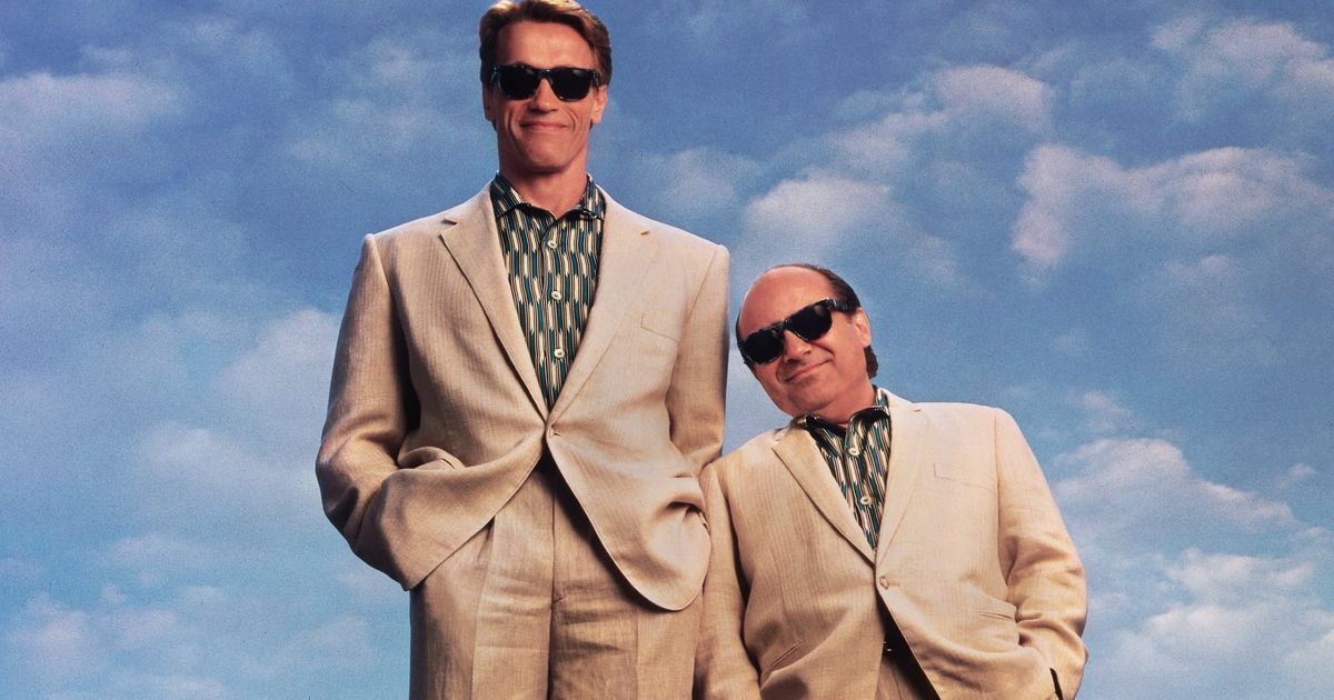 Danny DeVito in gesprek met "Twins"-collega Arnold Schwarzenegger over ...