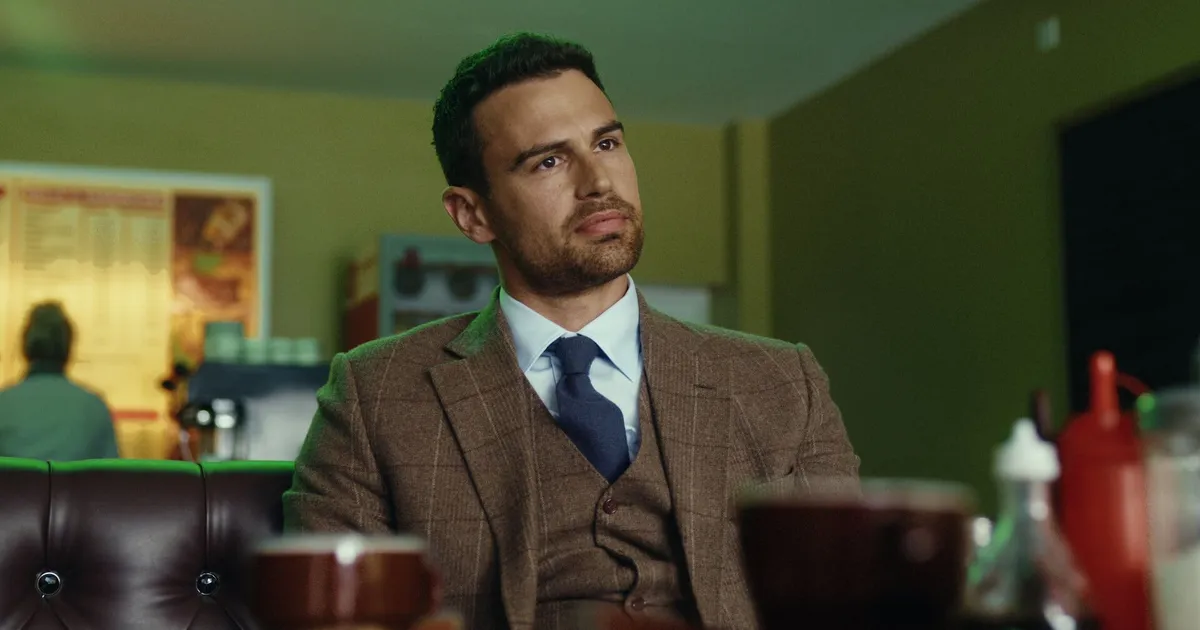 Razend populaire Netflix-serie 'The Gentlemen' met Theo James krijgt ...