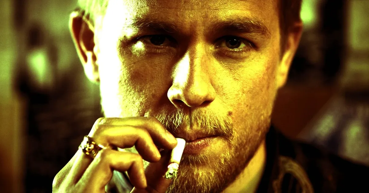 Charlie Hunnam is Ed Gein in de eerste beelden van nieuw seizoen ...