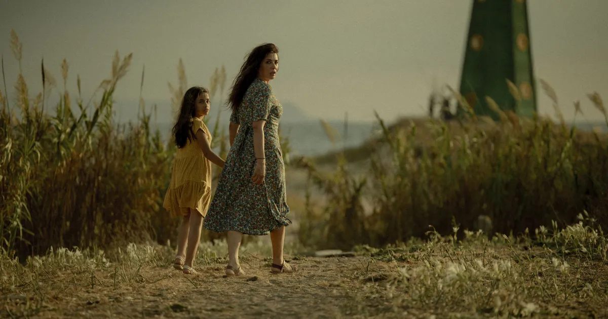 'The Sand Castle' trailer: Nieuwe Netflix-thriller over gezin vast op ...