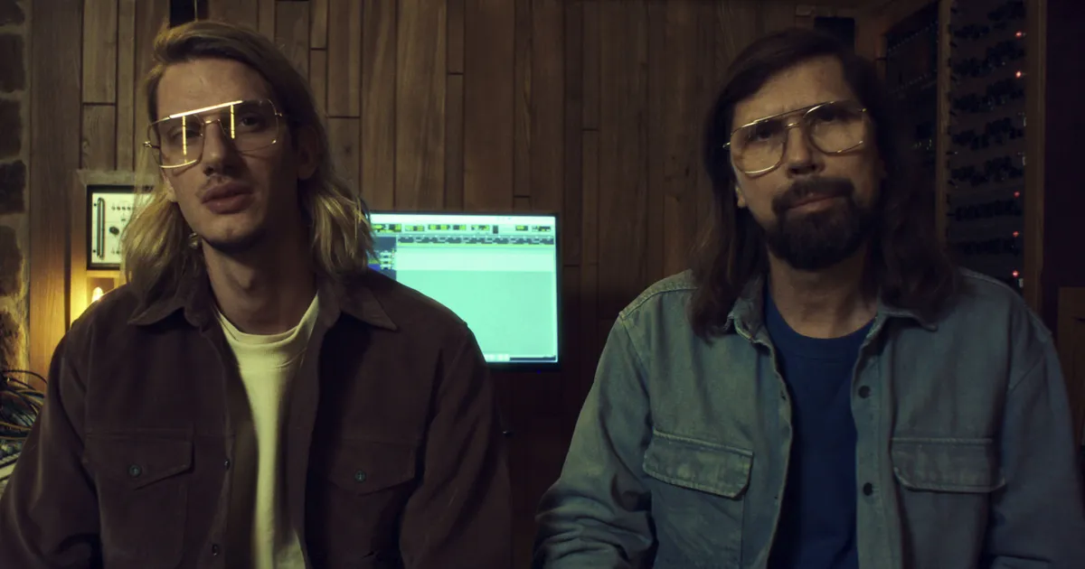 Netflix onthult releasedatum en eerste beelden van nieuwe knotsgekke komedie 'Banger'