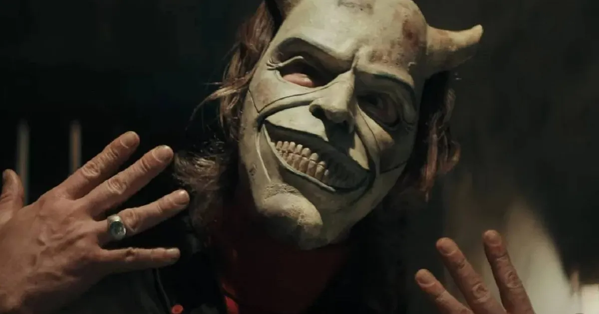 Ethan Hawke is terug als de Grabber in officiële trailer van 'The Black ...