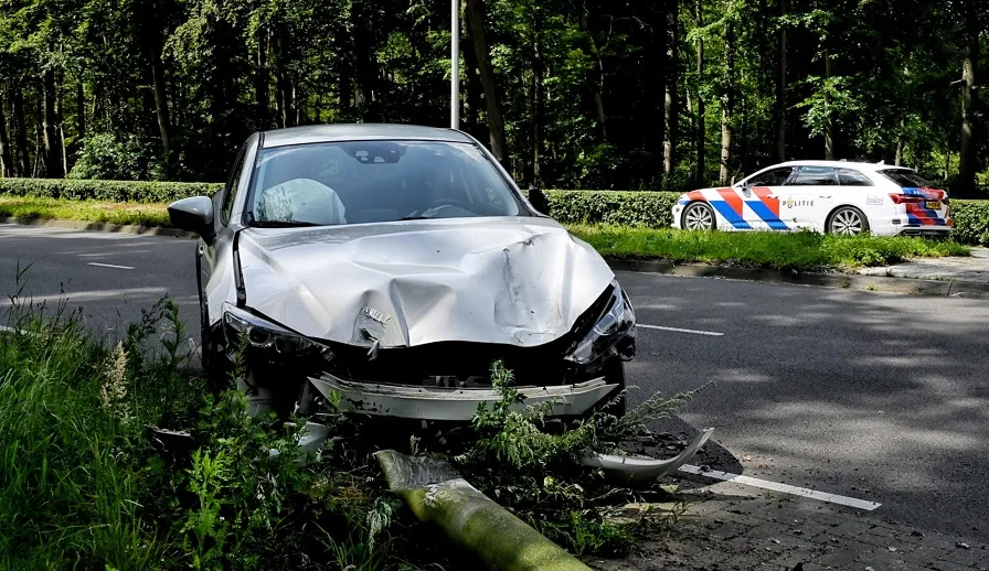 Automobilist verliest macht over stuur en ramt twee lantaarnpalen