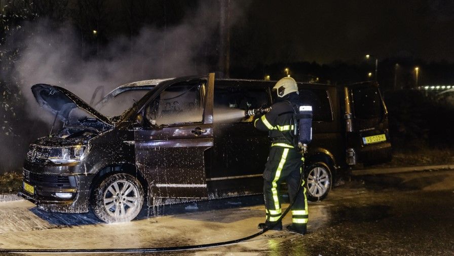 Bestelwagen vliegt in brand tijdens rijden