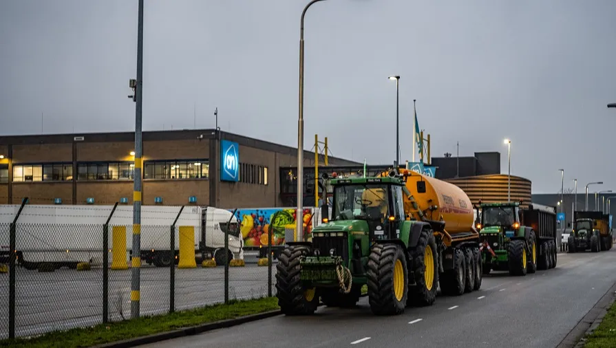 Boeren demonstreren bij distributiecentrum Albert Heijn Tilburg