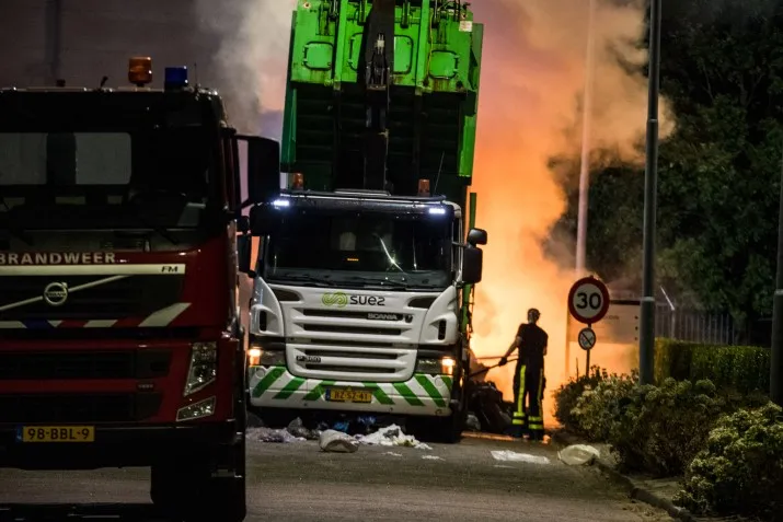 Veel rook door brand in container met afval