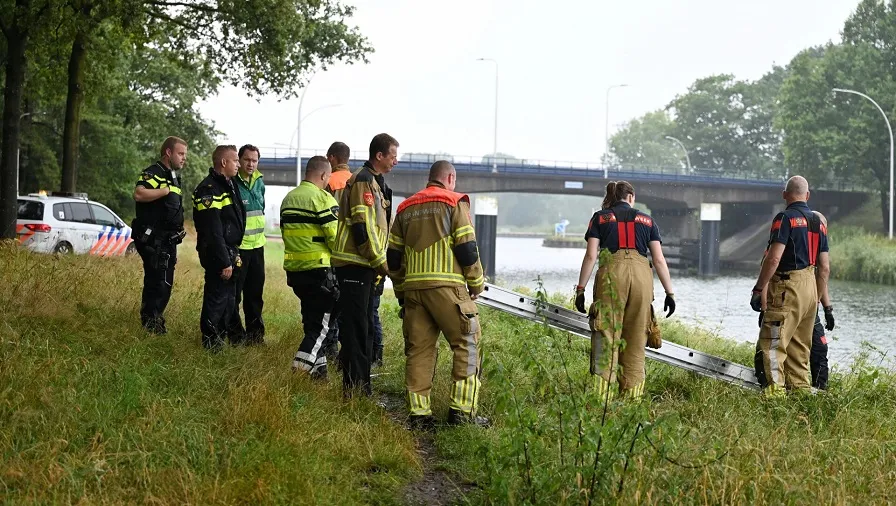 Dode man gevonden in kanaal, politie doet onderzoek