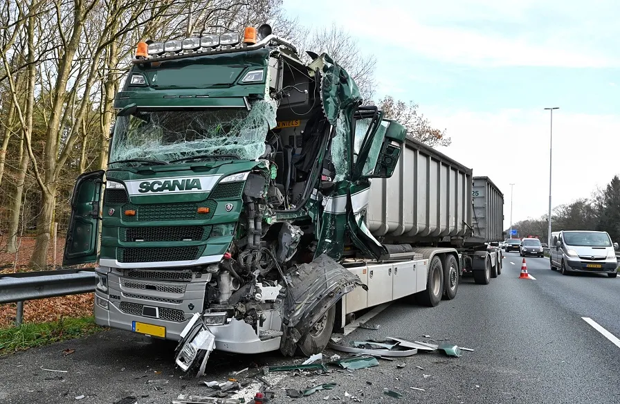 Ravage na ongeval tussen vrachtwagens