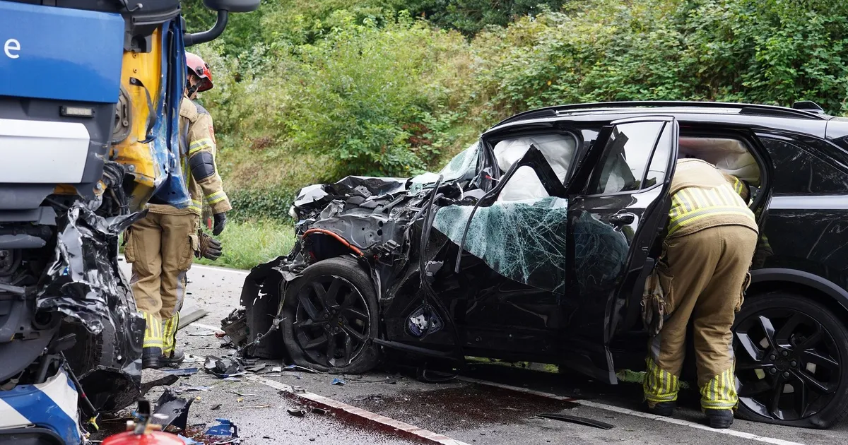 Automobilist zwaargewond na frontale botsing met vrachtwagen, ook kind in auto