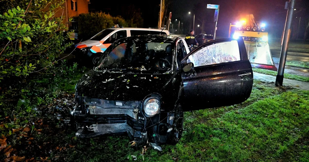 Auto vliegt uit de bocht en ramt woning