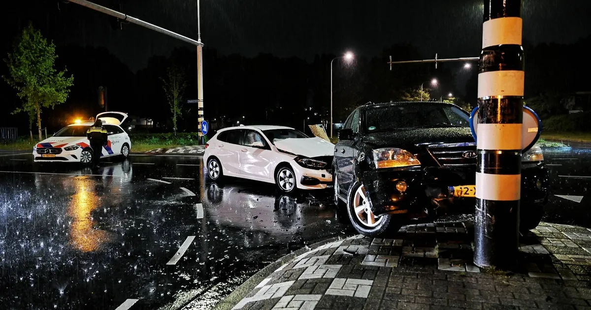 Drie auto’s botsen tegen elkaar op Ringbaan-Zuid