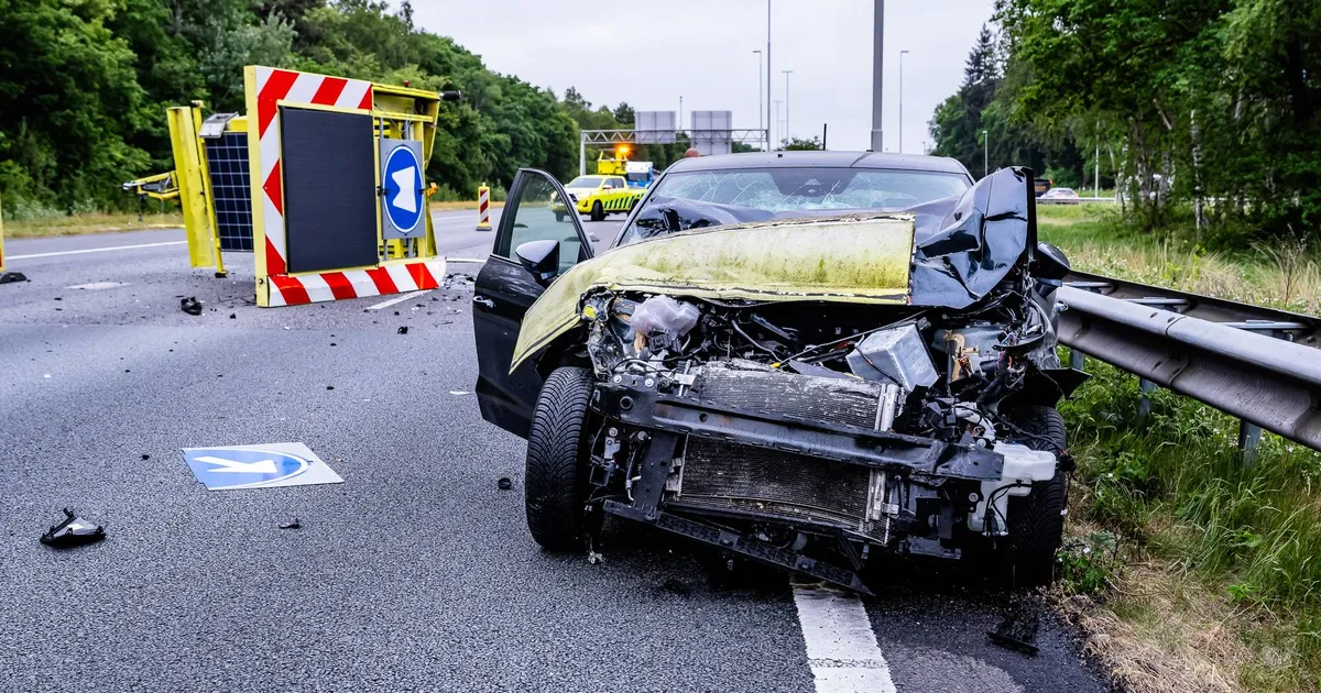 Ravage op A58 nadat automobilist tegen pijlwagen botst