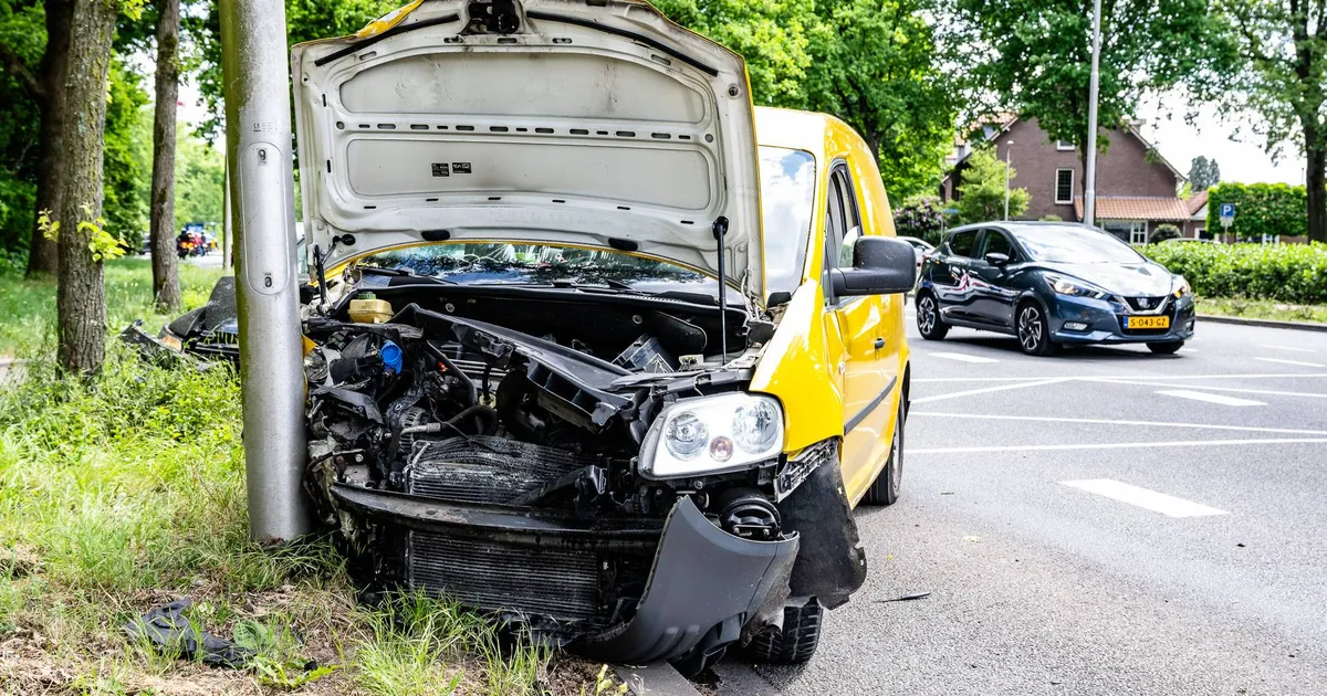 Veel schade na ongeval tussen auto en bestelwagen