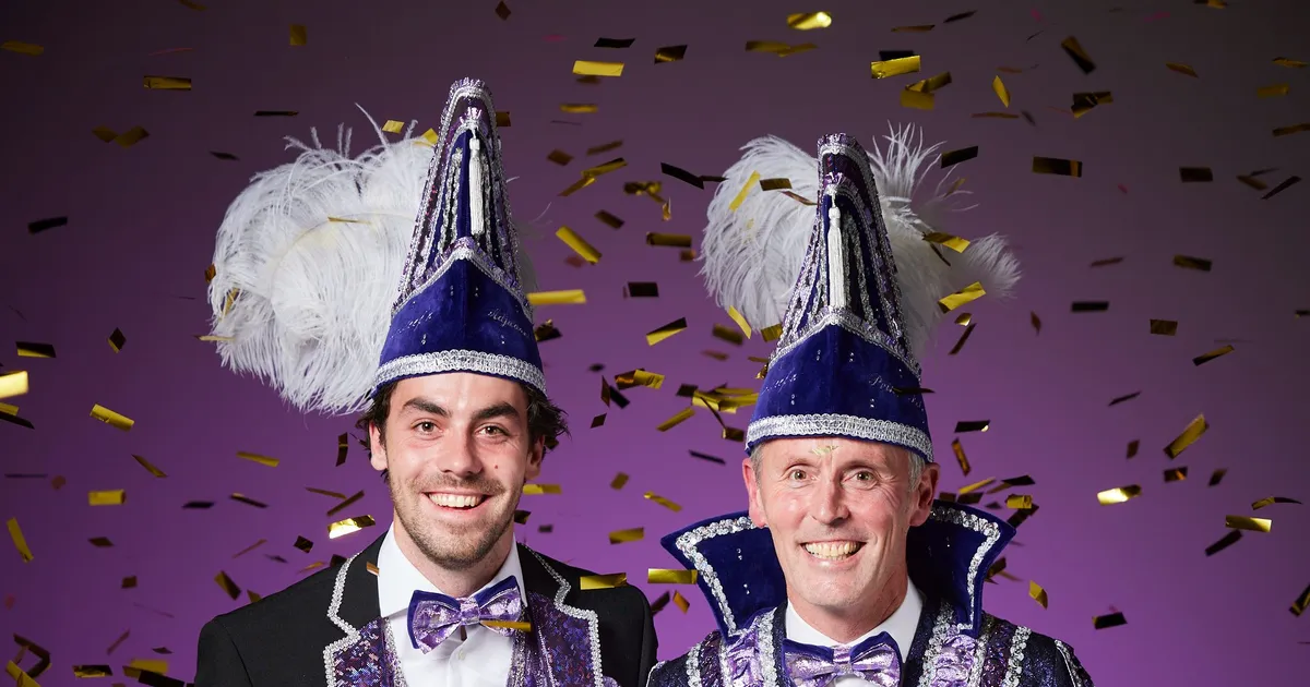 Jubileumprins Robert Paus en zijn zoon adjudant Stef stappen uit de ...