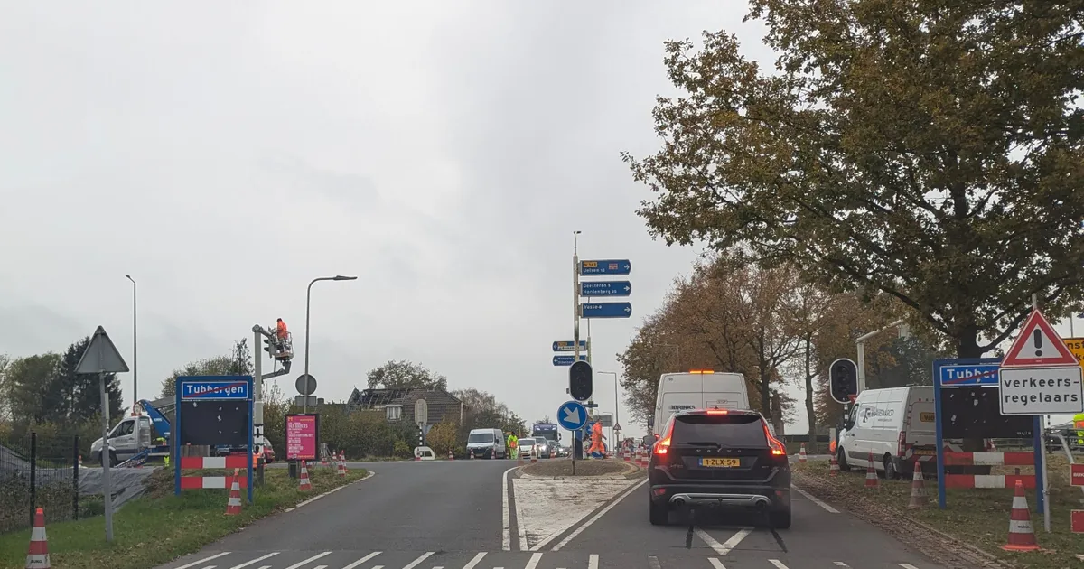 Werkzaamheden aan verkeerslichten op rondweg Tubbergen in volle gang