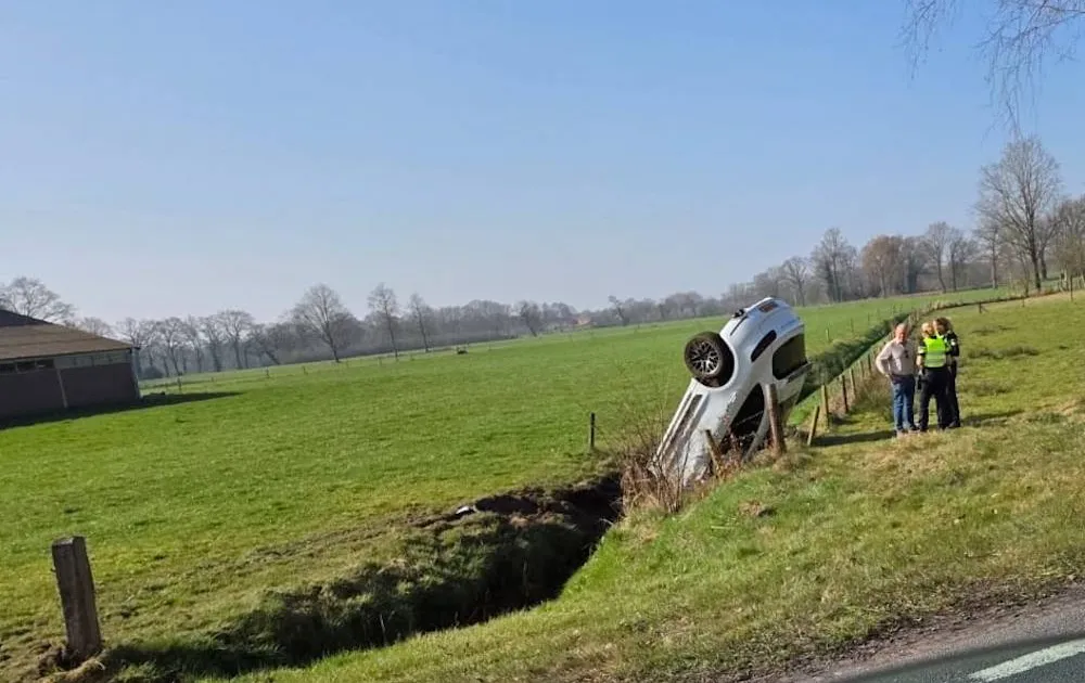Porsche op de kop in sloot