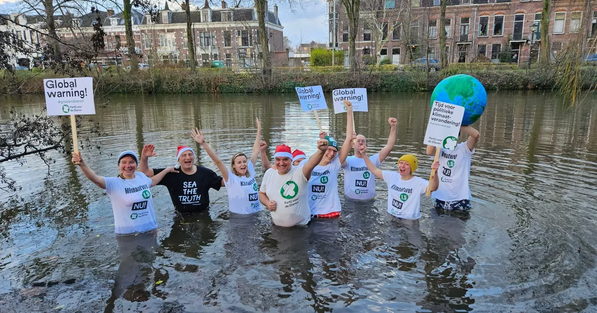 Partij voor de Dieren duikt in Merwedekanaal om aandacht te vragen voor klimaat
