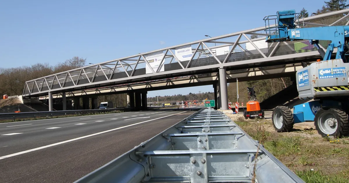 Fietsbrug geplaatst over A67 in Veldhoven