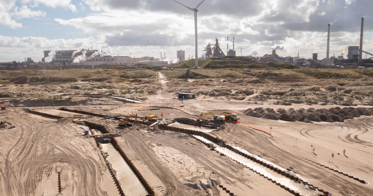 Intrek eerste zeekabel Hollandse Kust van start op strand en voor kust ...