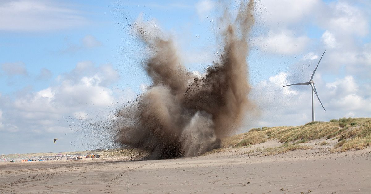 Explosieven WOII uit strand van Velsen in duinen gecontroleerd tot ...