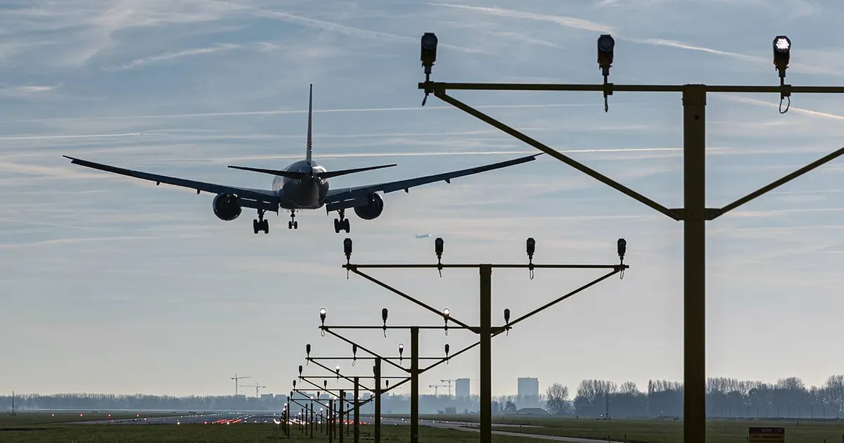 Zonnepanelen verblinden piloten bij landing; Schiphol sluit Polderbaan ...