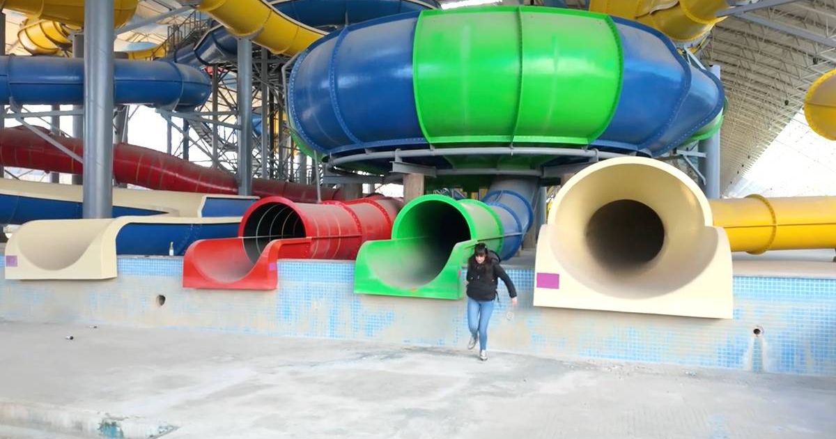 Nederlandse avonturier bezoekt verlaten indoor waterpretpark
