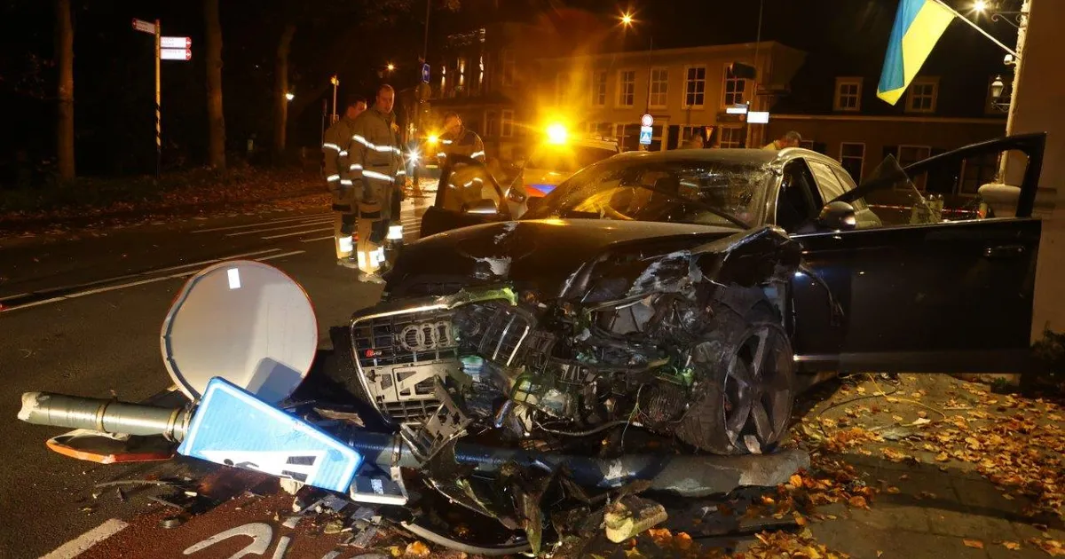 Bestuurder raakt macht over het stuur kwijt en rijdt met wagen tegen advocatenkantoor