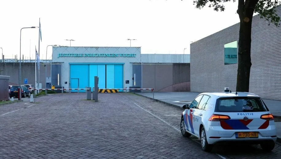 Gevangene verwondt twee medewerkers in Vught