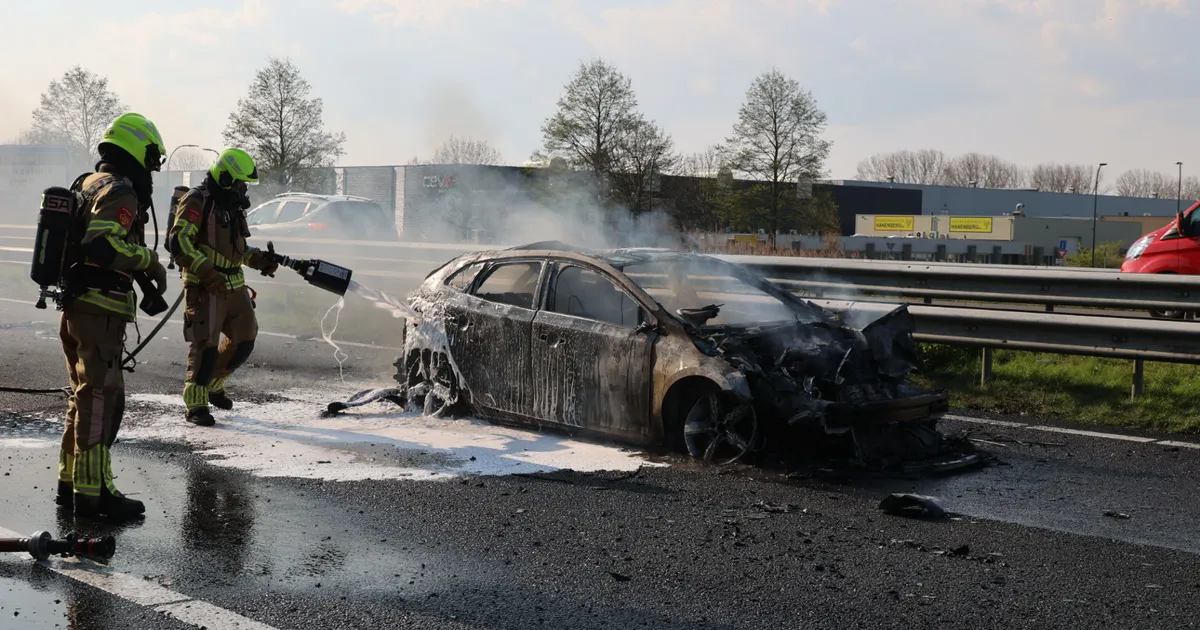 Kop-staart botsing A59 bij Waalwijk, achterste auto vliegt in brand