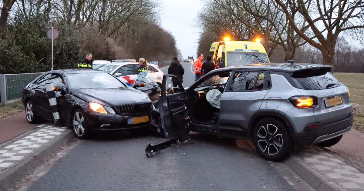 Twee auto's botsen op wegversmalling Nieuwe Provinciale Weg Waspik, een persoon gewond