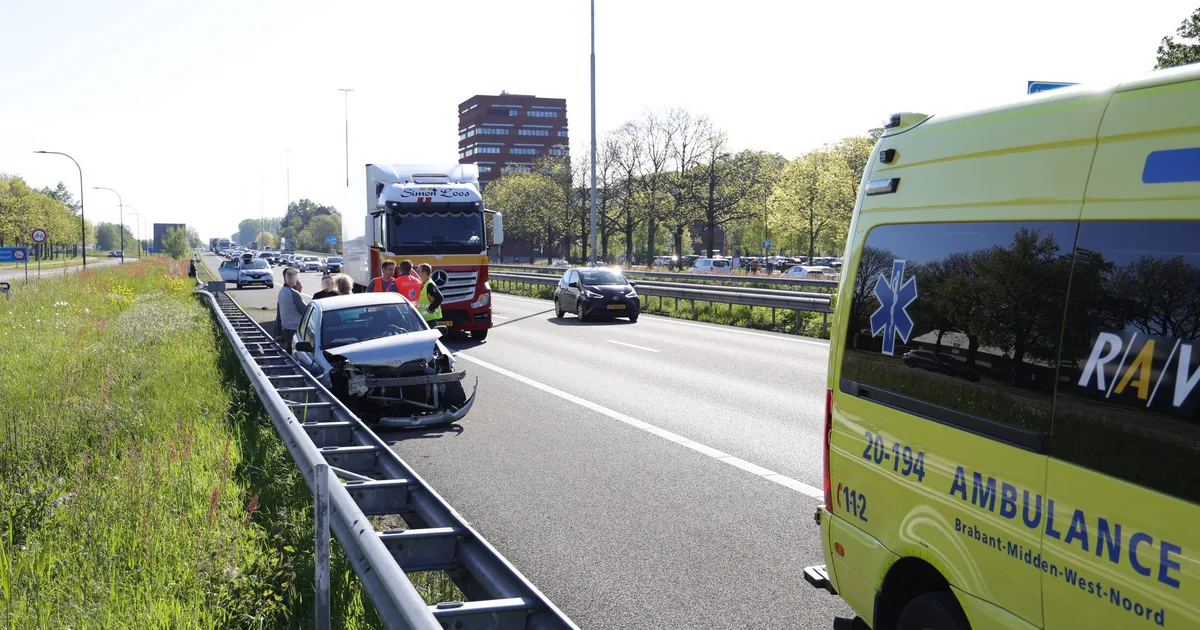 Eenzijdig ongeval op A59 bij Waalwijk, bestuurder lichtgewond