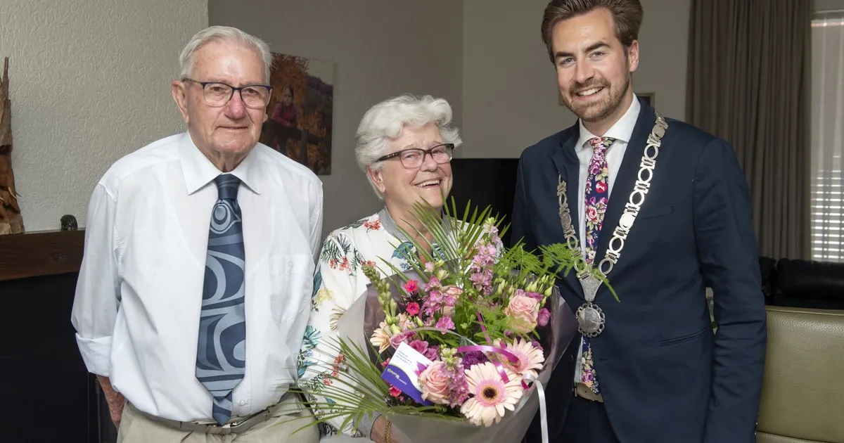 Locoburgemeester Timon Klerx feliciteert briljanten bruidspaar Den ...