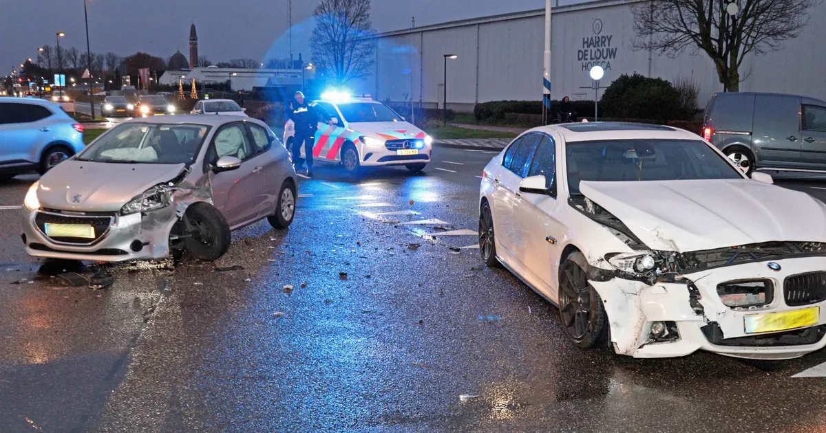 Twee auto’s zwaar beschadigd bij ongeval op kruising Pakketweg Waalwijk