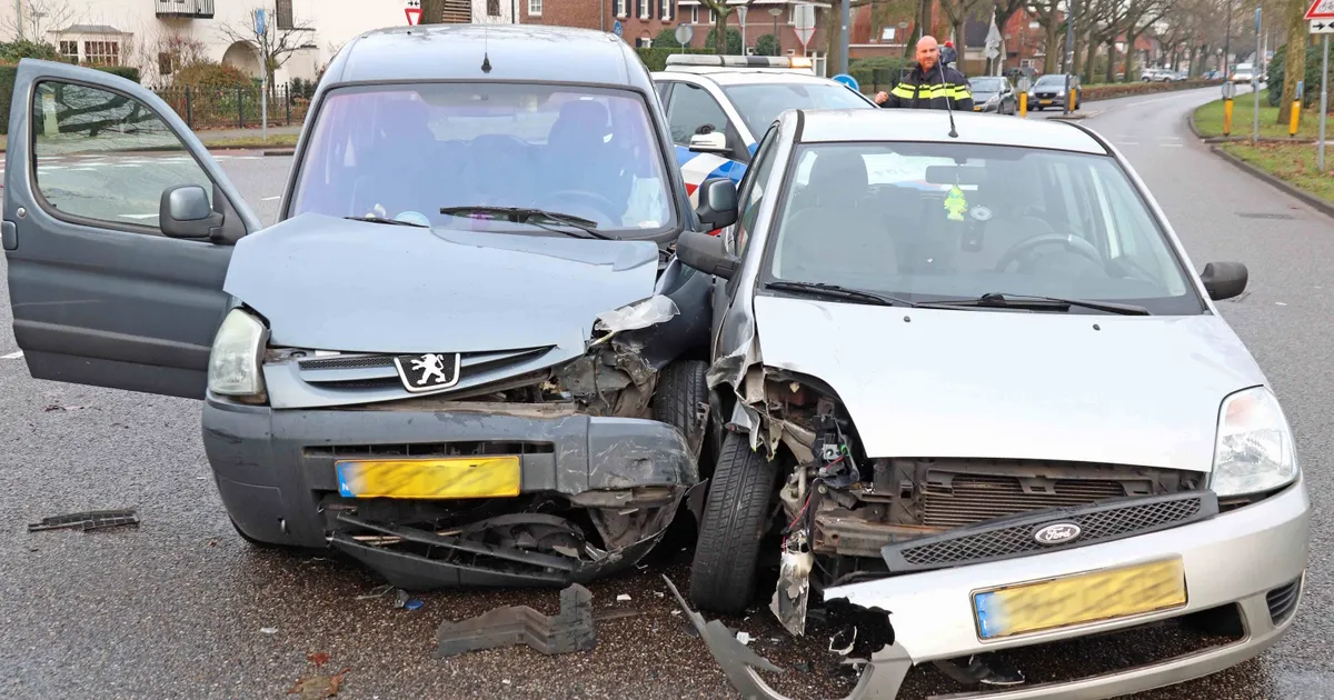 Bestuurster raakt gewond bij botsing aan de Floris V-Laan Waalwijk