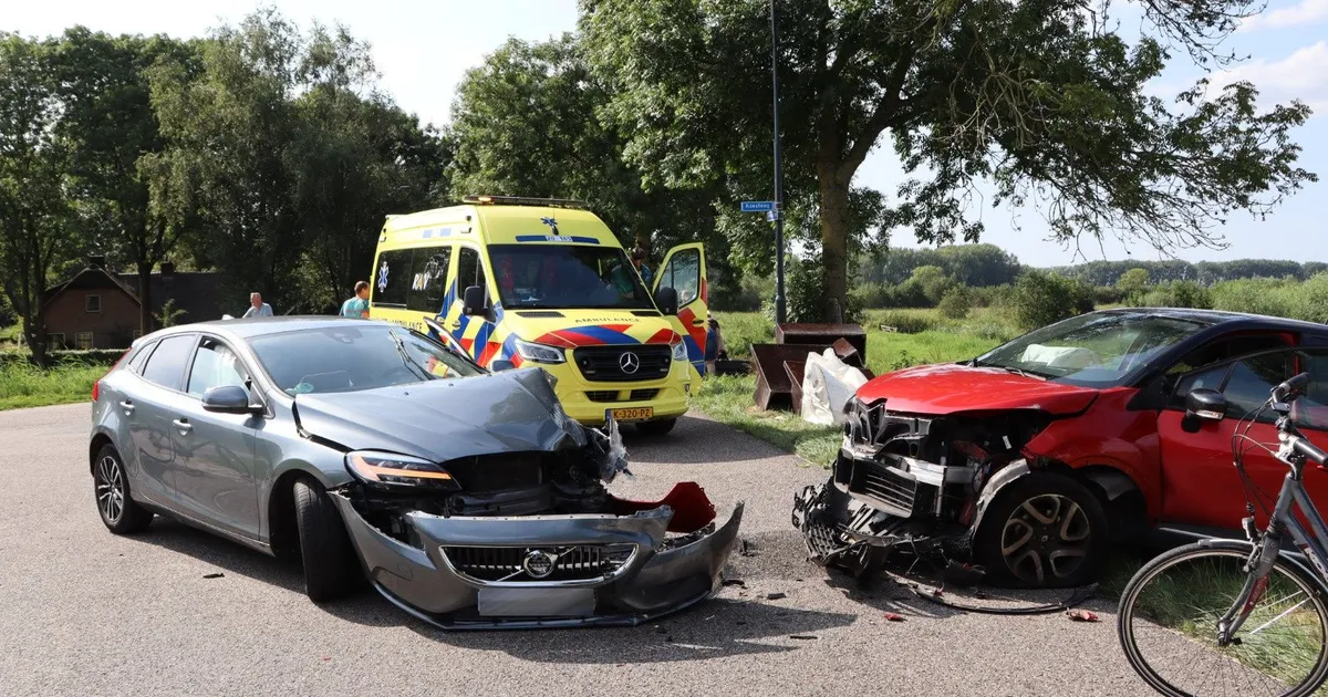 Vrouw gewond bij flinke aanrijding op Winterdijk in Sprang-Capelle