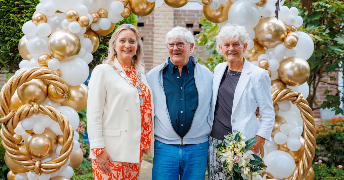 Burgemeester Ausems feliciteert Arie en Mattie Zoutewelle-Boonstra met ...