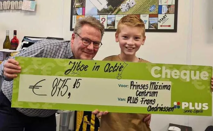 Jitse den Hartog ontvangt cheque van PLUS Frans Andriessen voor het ...