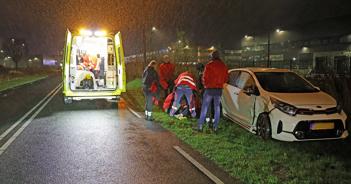 Vrouw onwel na aanrijding op kruispunt Kloosterheulweg in Waalwijk