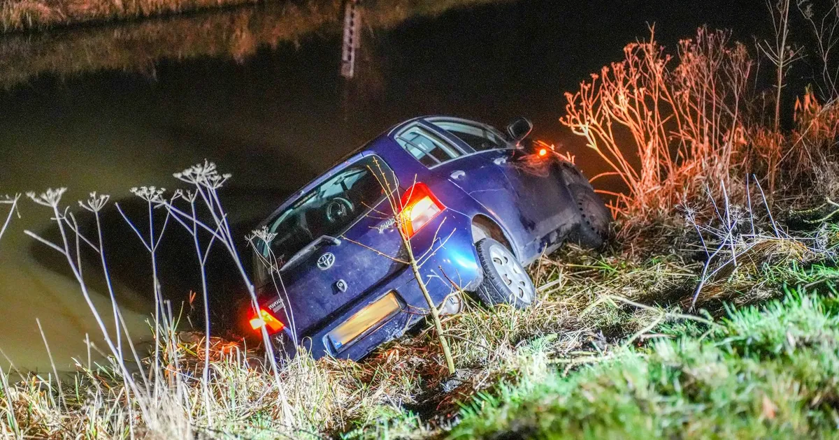 Vrouw met auto in sloot na eenzijdig ongeval op Winterdijk in Sprang-Capelle